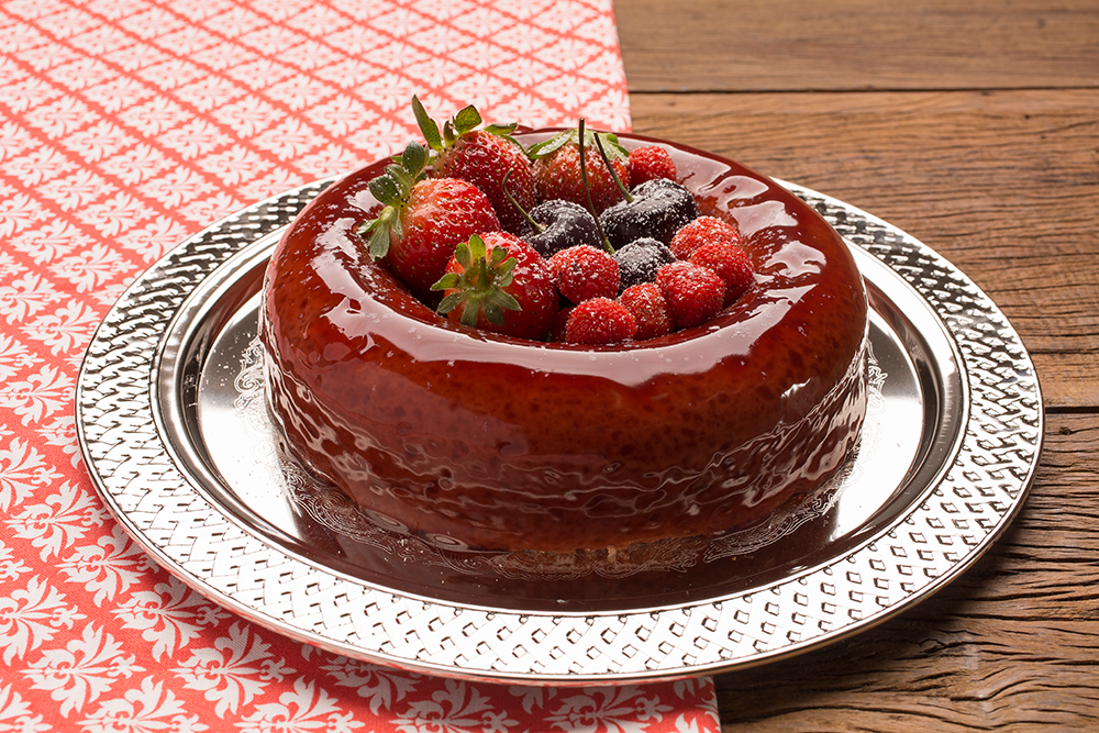 Bolo de Frutas Vermelhas 🍫 Mavalério