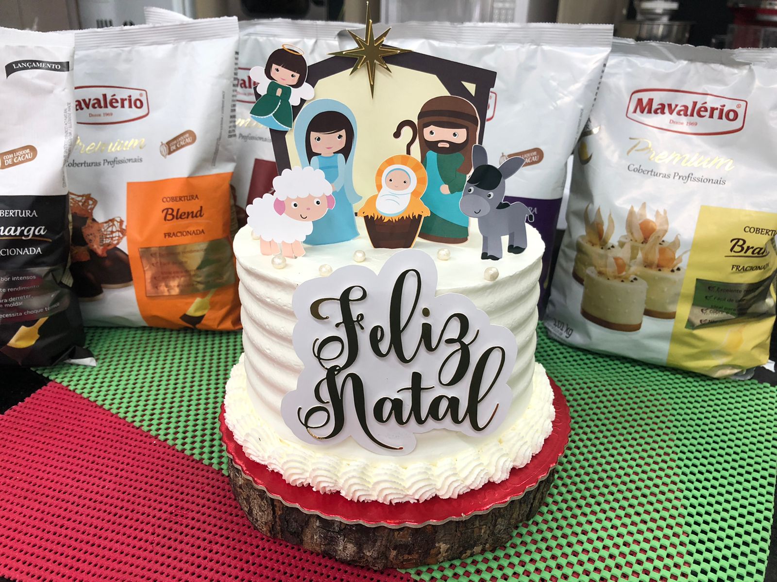 Bolo de Chocolate com Topper de Natal 🍫 Mavalério